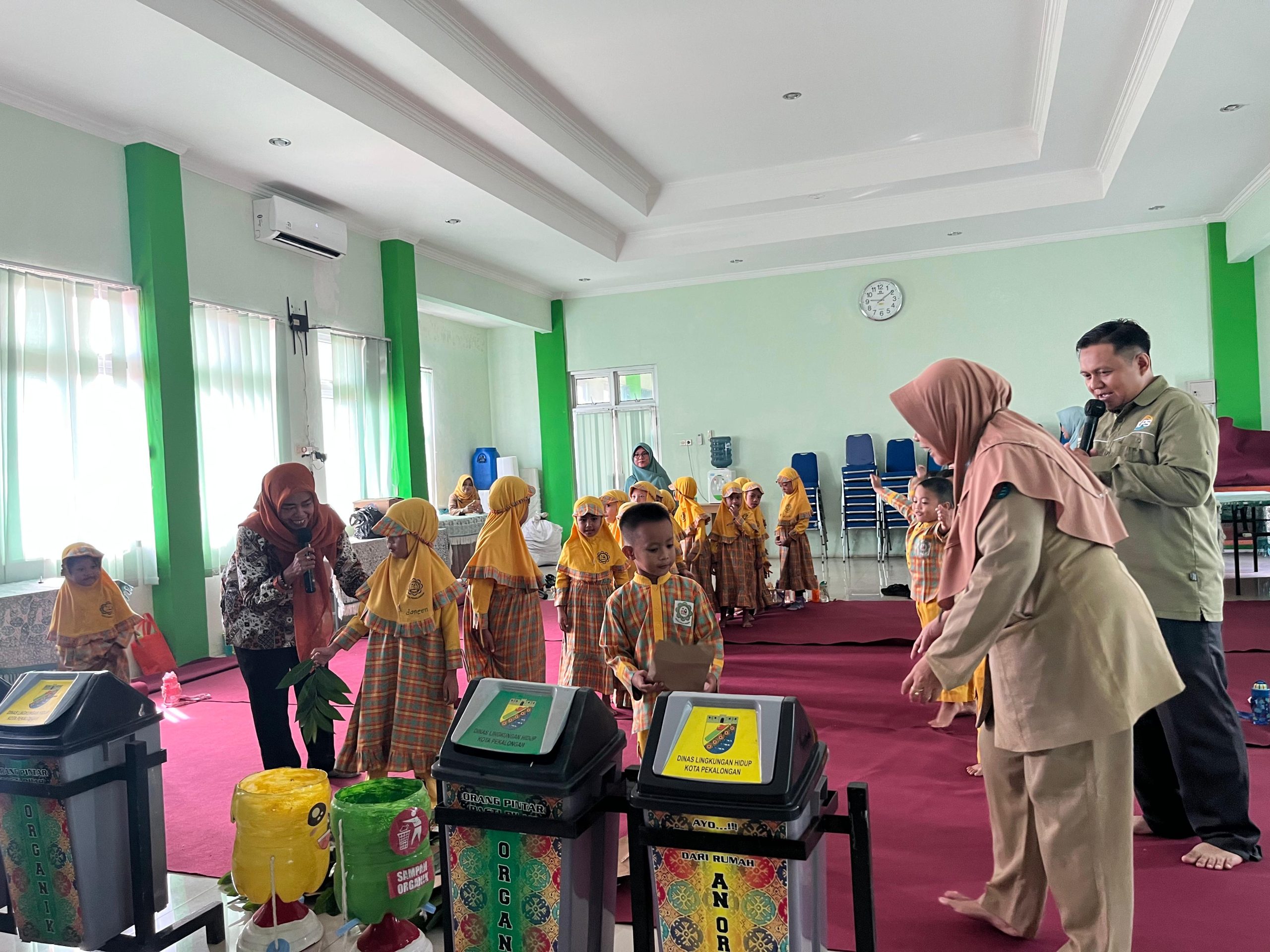 TKIT Ulul Albab Kota Pekalongan Ajak Anak Usia Dini Belajar Pilah Sampah Bersama DLH Kota ...